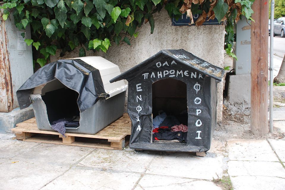 Χαϊδάρι: Απειλούν να καταστρέψουν τα σκυλόσπιτα επειδή «ασχημαίνουν» το ...